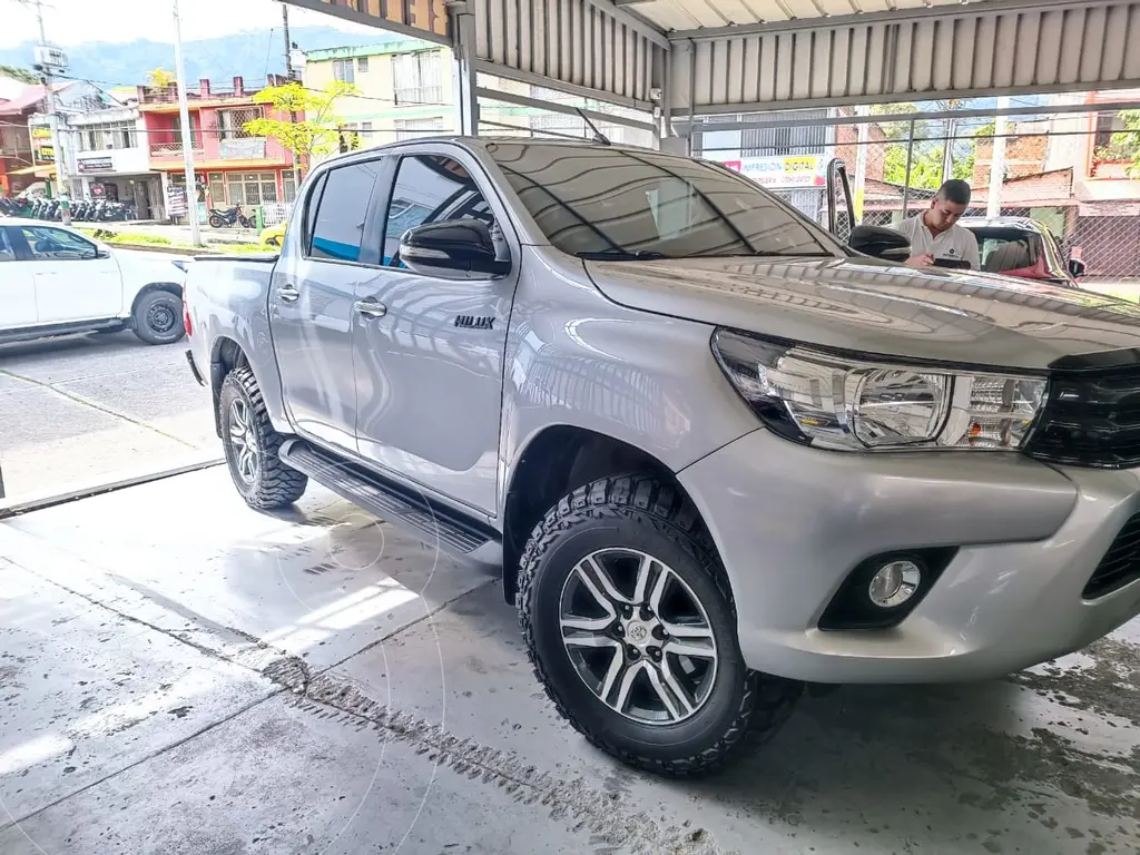 Toyota Hilux 2.4L Diesel 4x4 usado (2018) color Blanco Perla precio ...