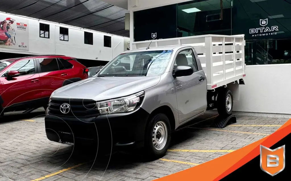 Toyota Hilux Chasis Cabina usado (2021) color Plata precio $399,900