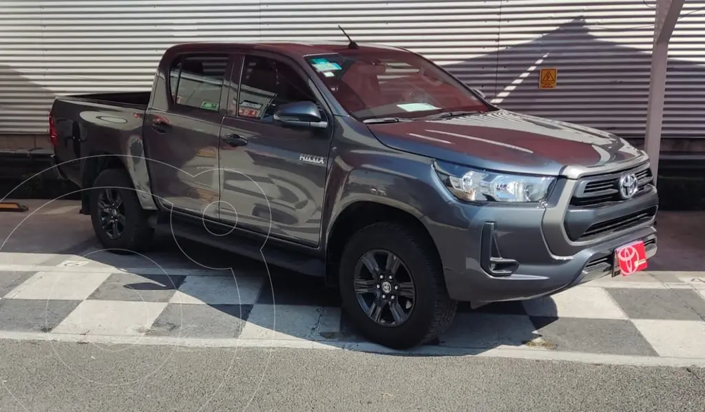 Toyota Hilux Cabina Doble SR usado (2023) color Gris precio $510,000