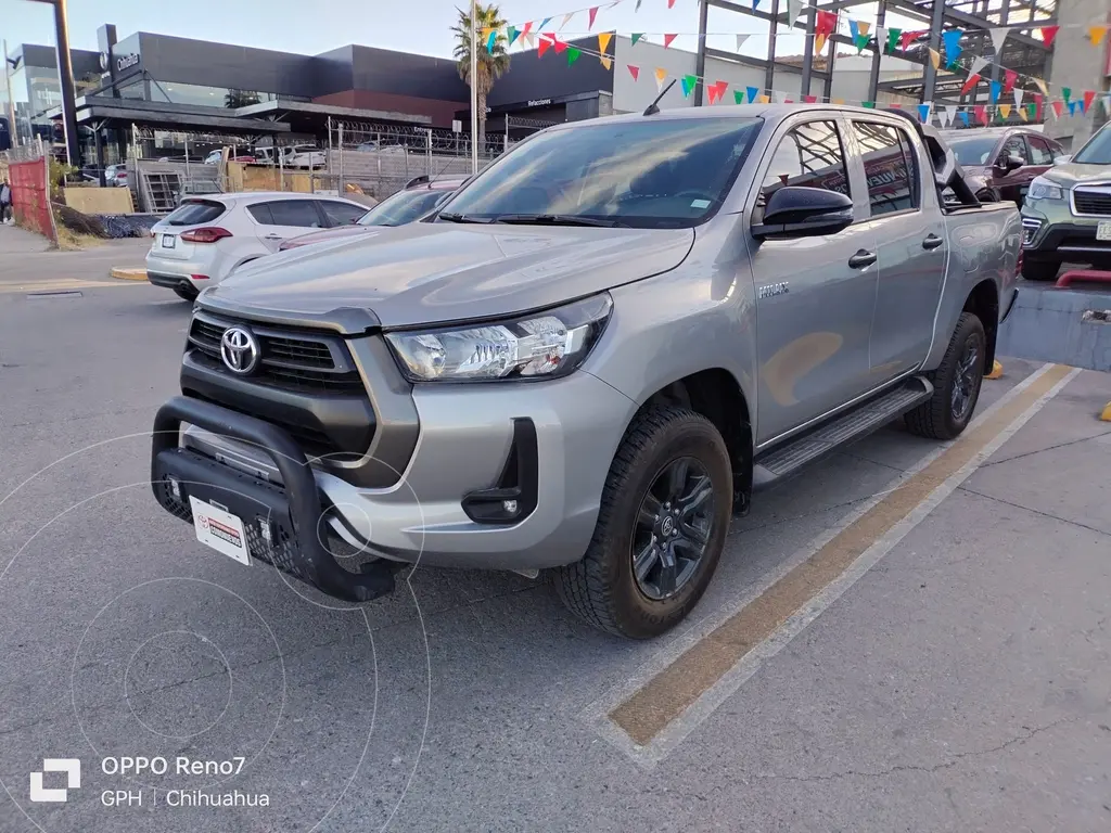 Toyota Hilux Cabina Doble SR usado (2022) color plateado precio $518,000