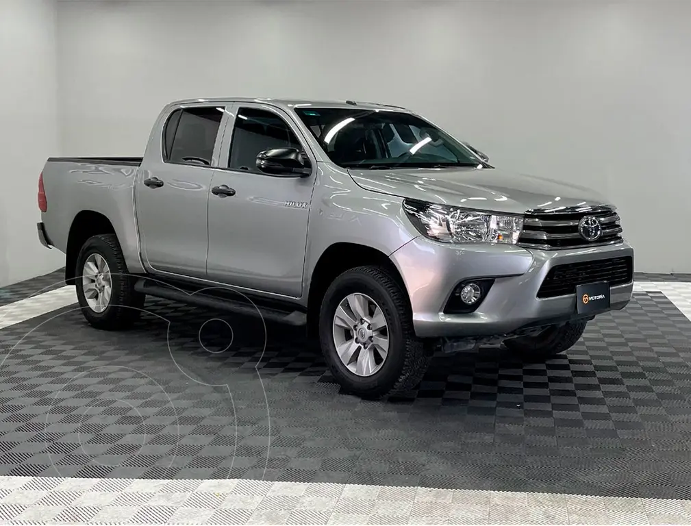 Toyota Hilux Cabina Doble SR usado (2020) color plateado precio $449,900