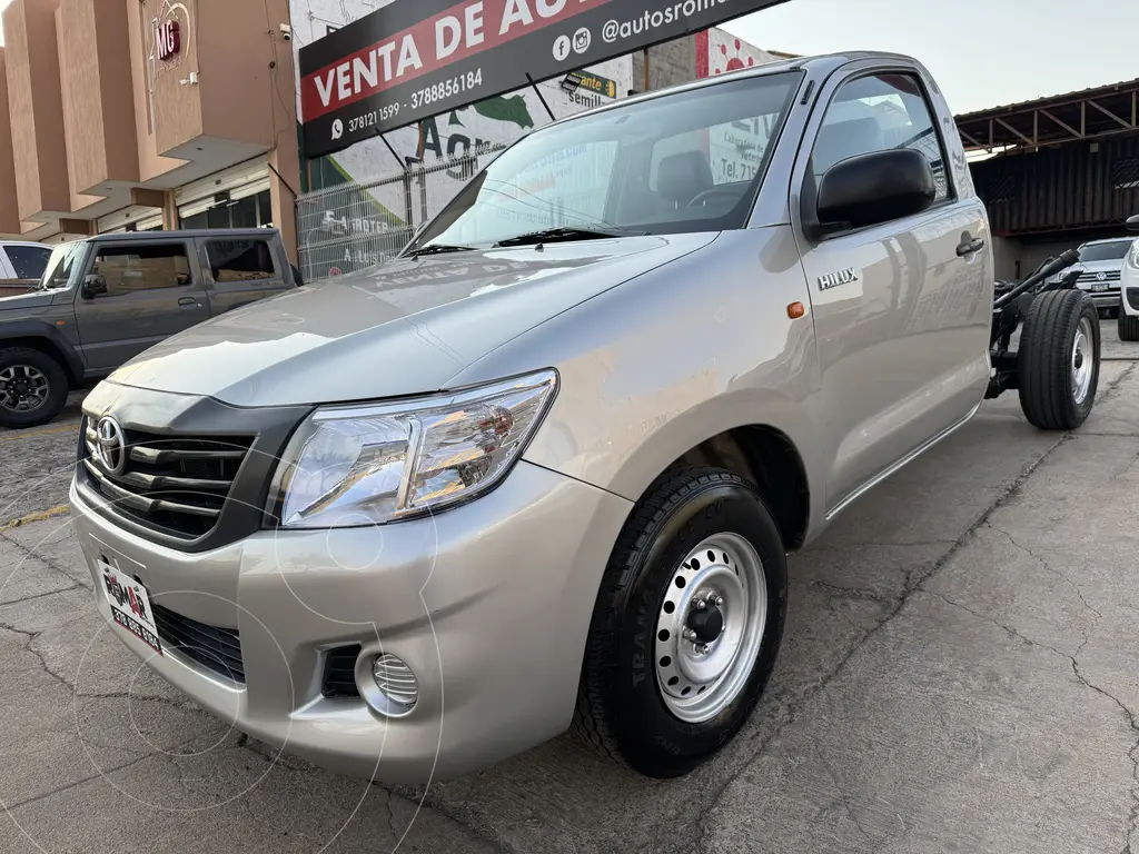Toyota Hilux Chasis Cabina usado (2014) color Plata precio $249,999