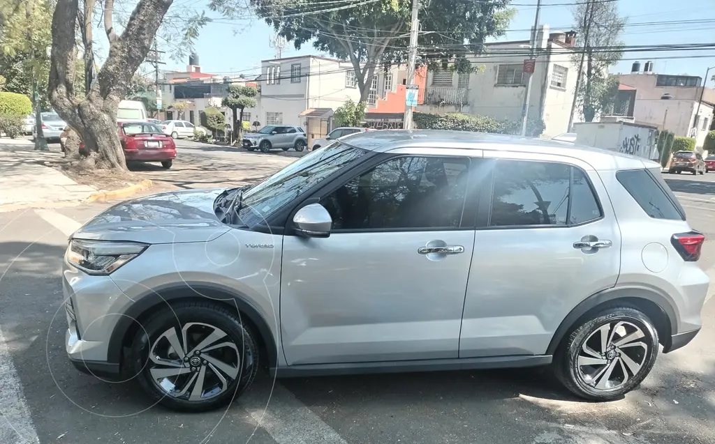 Toyota Raize XLE Aut usado (2024) color Plata precio $358,000