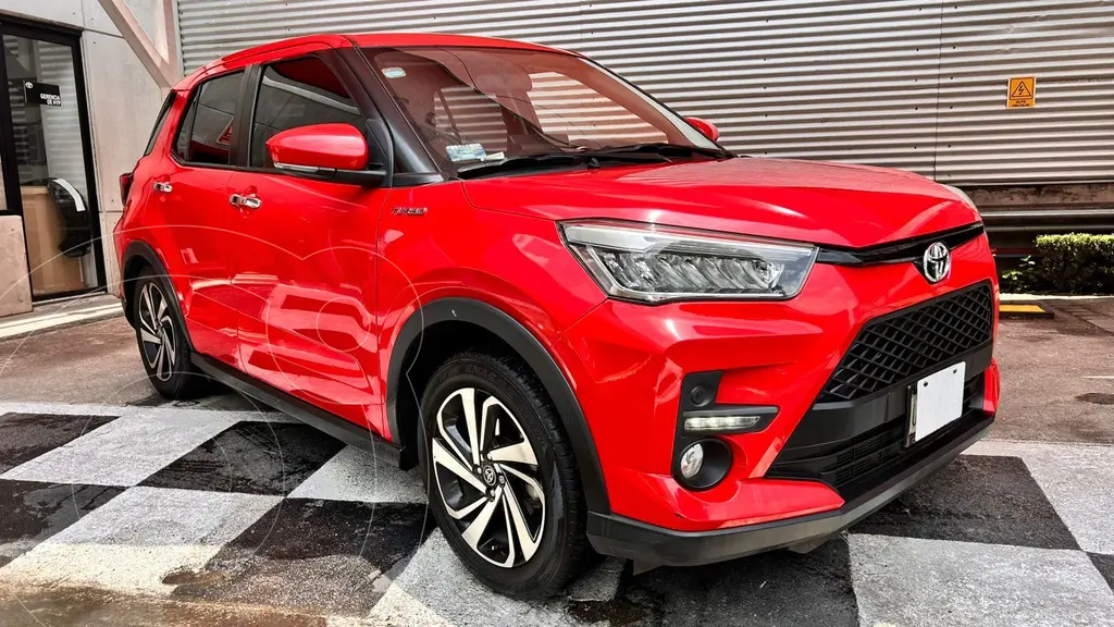 Toyota Raize XLE Aut usado (2022) color Rojo precio $320,000