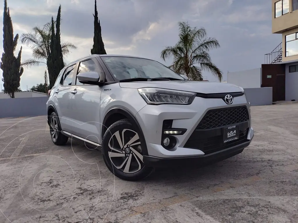Toyota Raize XLE Aut usado (2023) color plateado precio $309,800