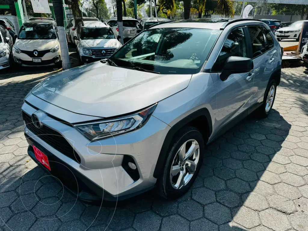 Toyota RAV4 XLE usado (2021) color Plata precio $537,000