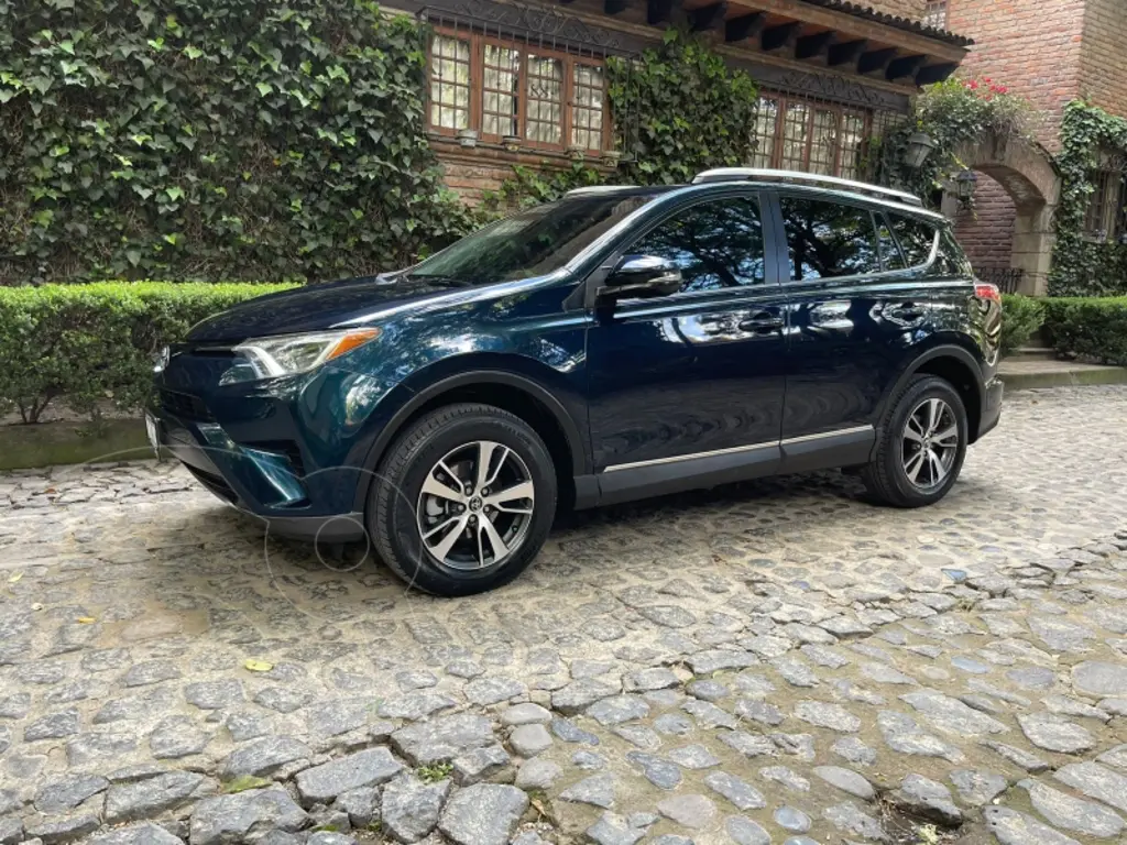 Toyota RAV4 XLE usado (2018) color Azul precio $339,000