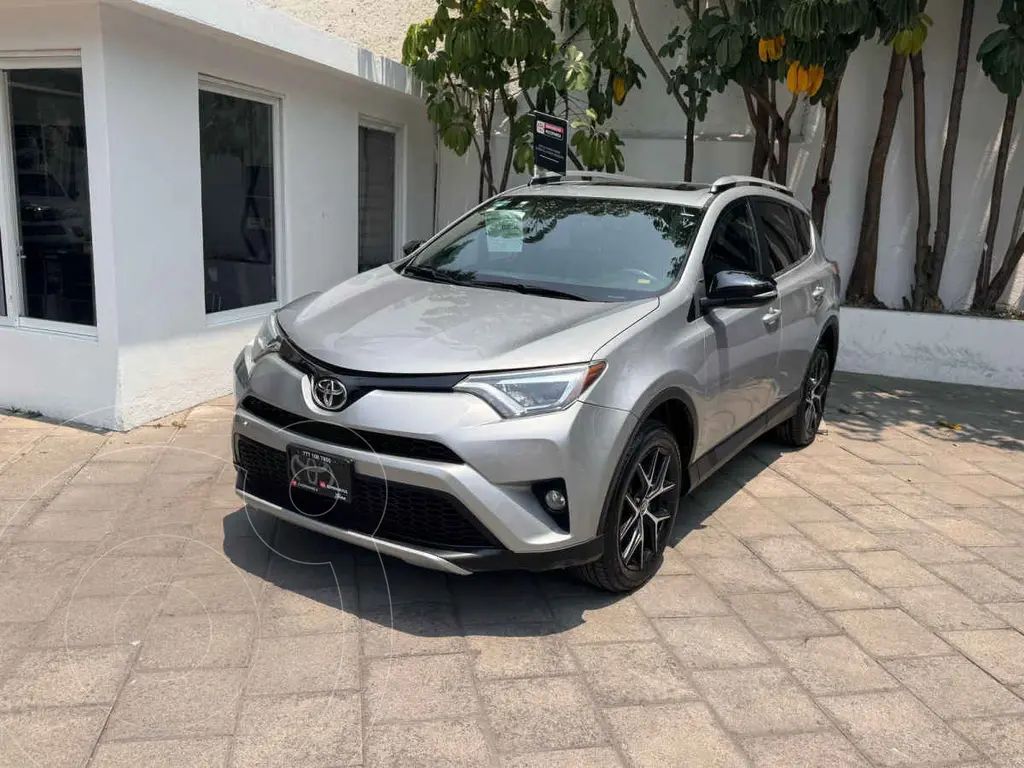 Toyota RAV4 SE 4WD usado (2016) color Plata precio $330,000