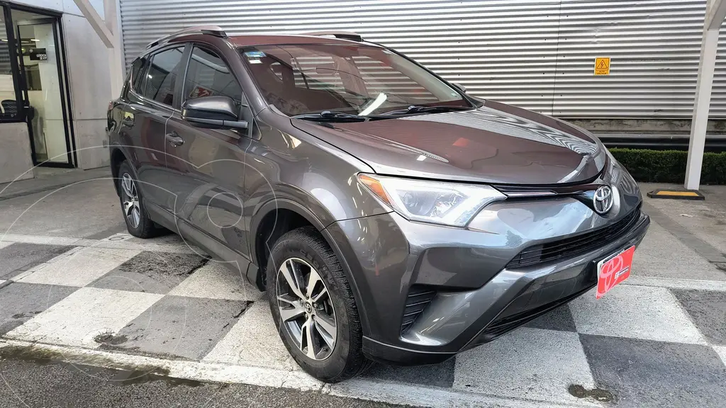 Toyota RAV4 LE usado (2018) color Gris precio $360,000