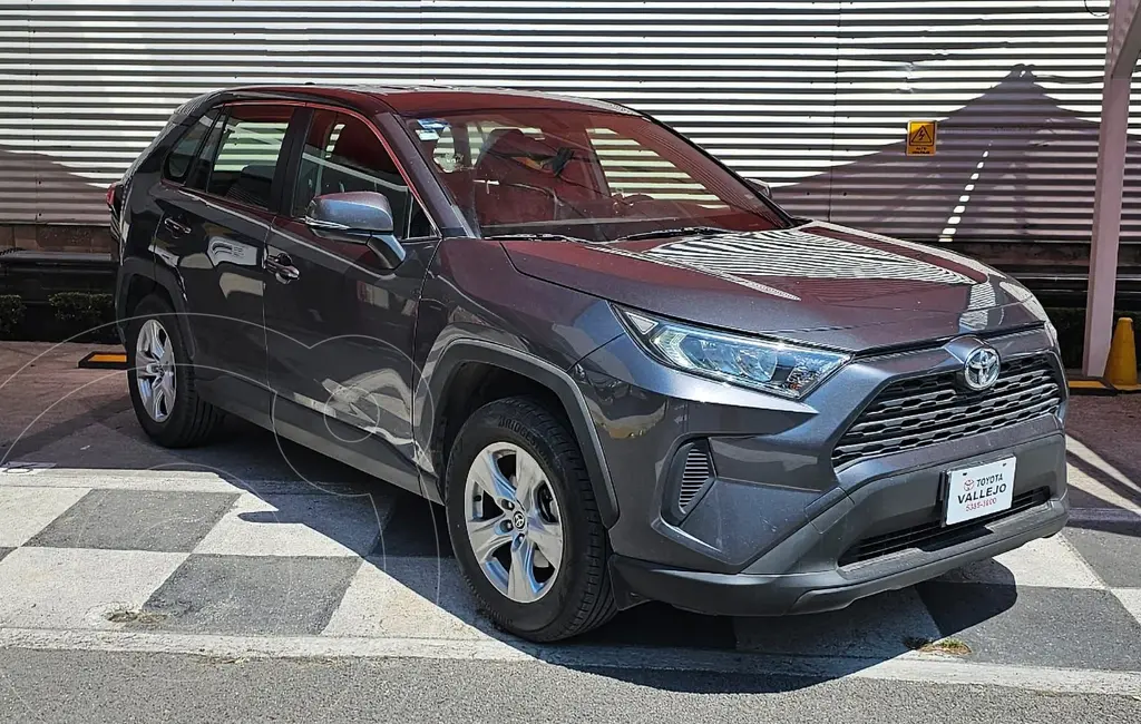 Toyota RAV4 LE usado (2020) color Gris Oscuro precio $460,000