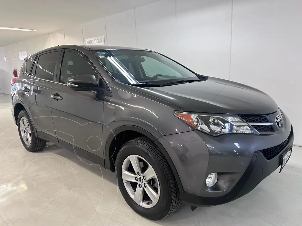 Toyota RAV4 XLE usado (2015) color Gris precio $270,000