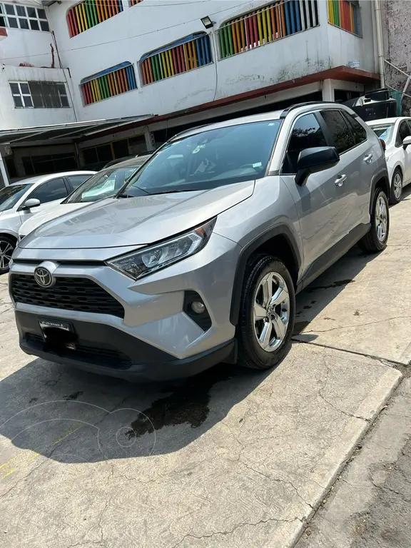 Toyota RAV4 XLE usado (2021) color Plata precio $387,000