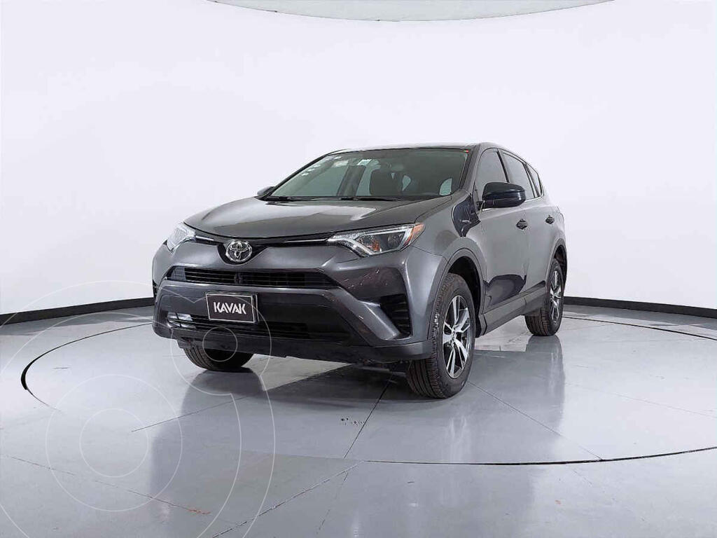 Toyota RAV4 LE usado (2018) color Gris precio $367,999