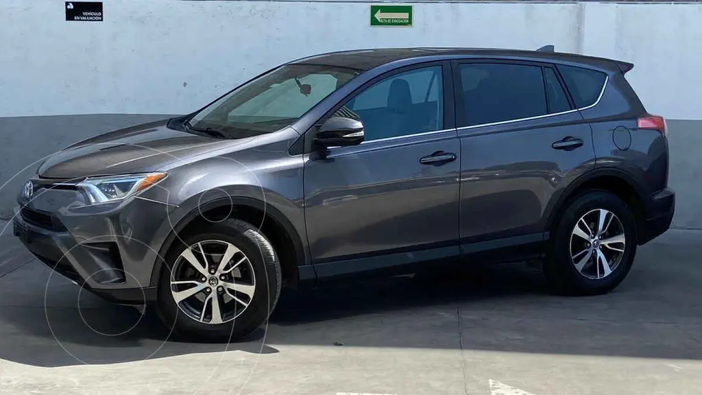 Toyota RAV4 XLE usado (2018) color Gris precio $419,000