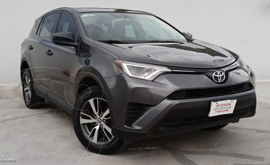 Toyota RAV4 LE usado (2018) color Gris precio $389,000