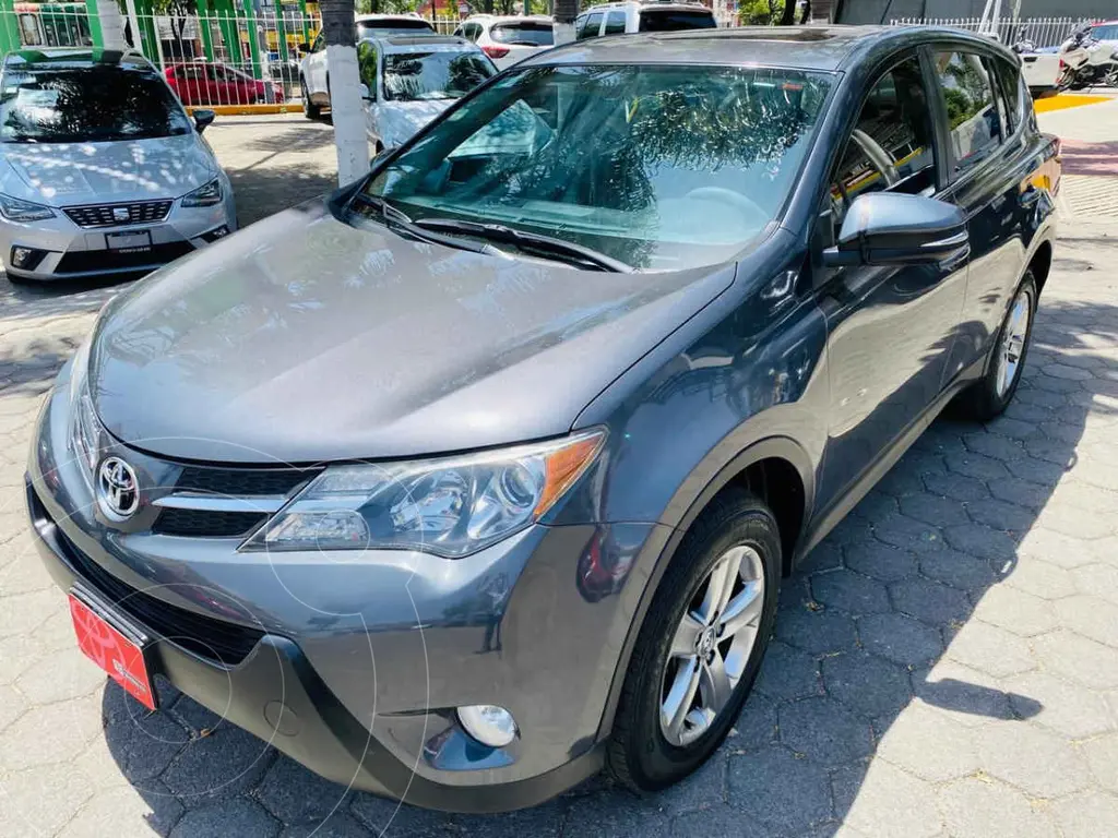 Toyota RAV4 XLE 4WD usado (2015) color Gris precio $247,000