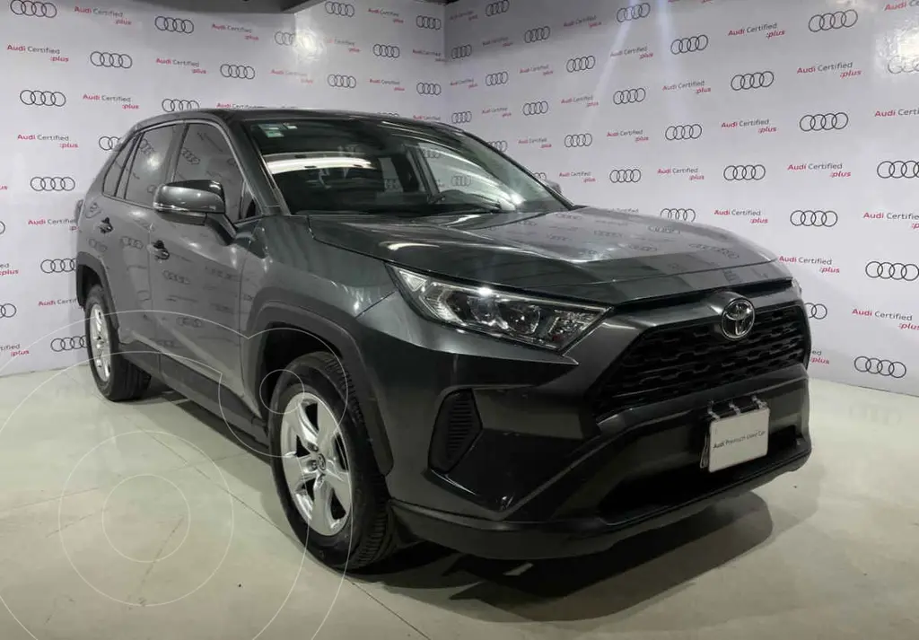 Toyota RAV4 LE usado (2020) color Gris precio $475,000