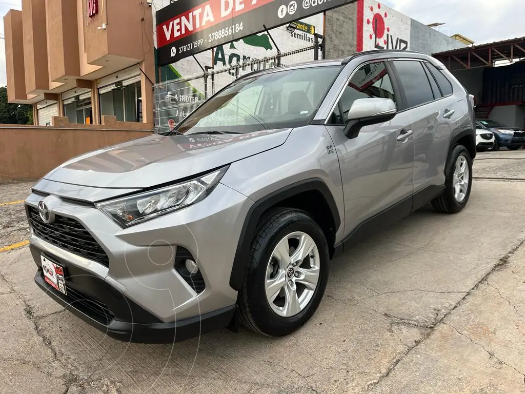 Toyota RAV4 XLE usado (2020) color Plata Metalico precio $489,999