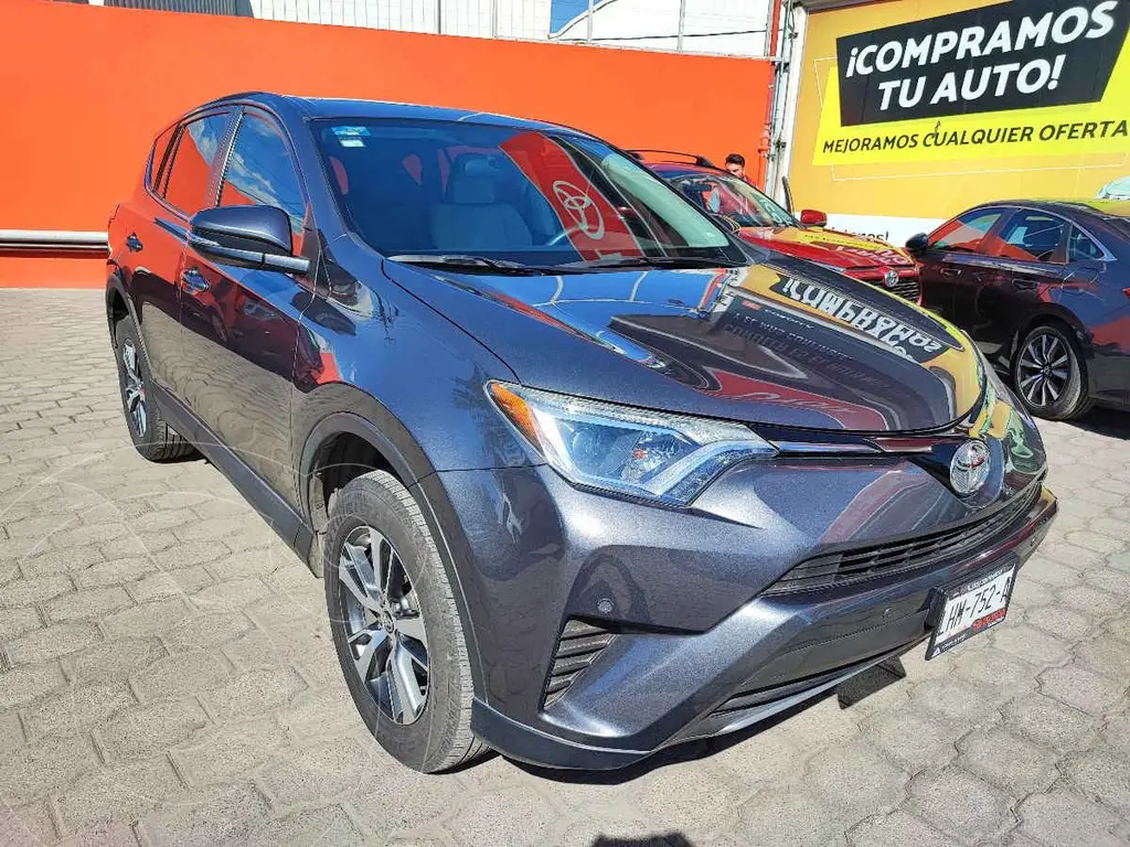 Toyota RAV4 XLE usado (2018) color Gris precio $400,000