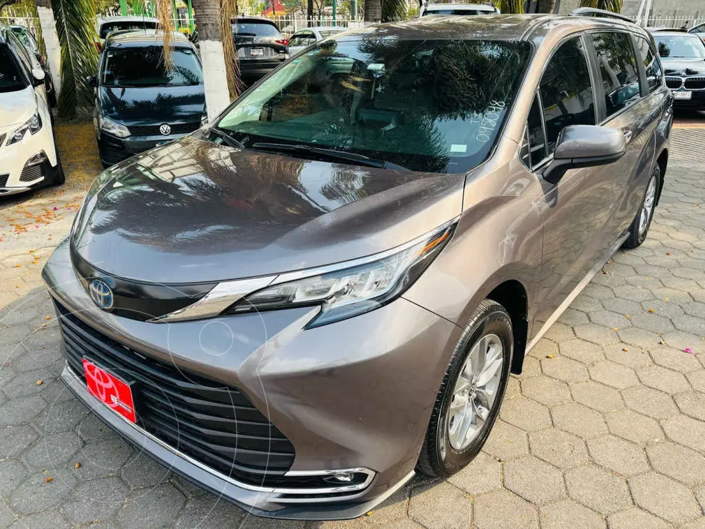 Toyota Sienna HEV XLE usado (2022) color Gris precio $779,000