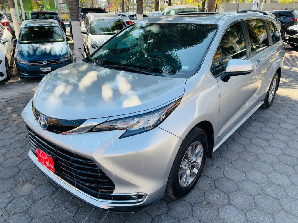 Toyota Sienna HEV XLE Piel usado (2021) color Plata precio $793,000