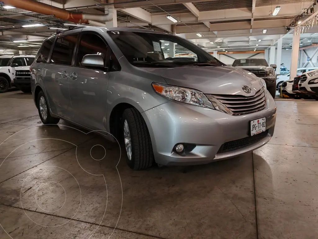 Toyota Sienna HEV XLE usado (2017) color Plata precio $469,000