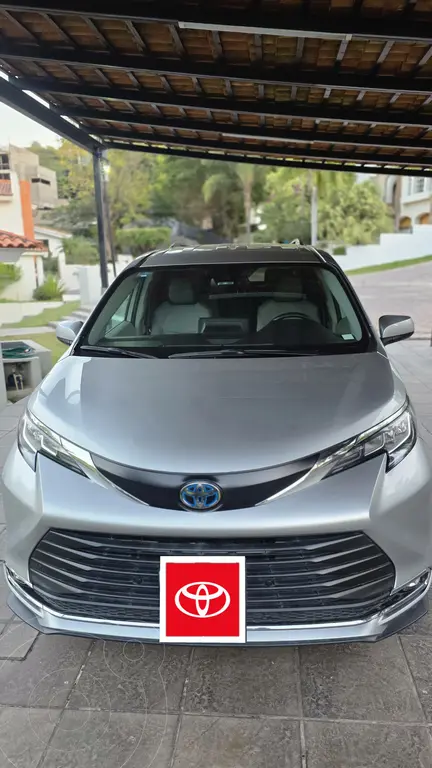 Toyota Sienna HEV XLE usado (2022) color Plata precio $650,000