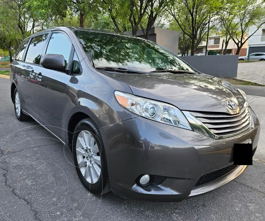 Toyota Sienna XLE 3.5L Piel usado (2016) color Gris Oscuro precio $358,000