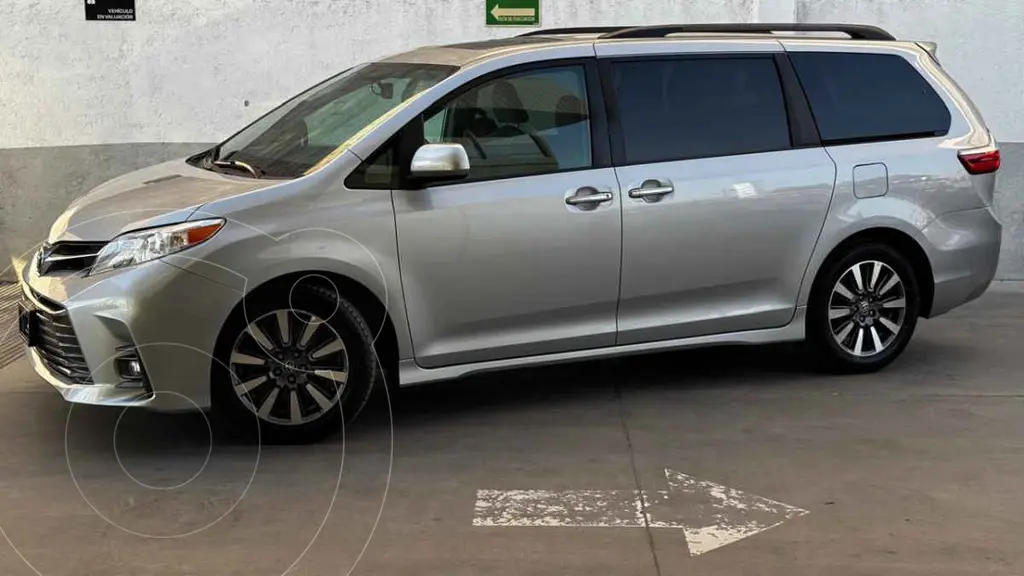 Toyota Sienna XLE Piel usado (2020) color Plata precio $569,000