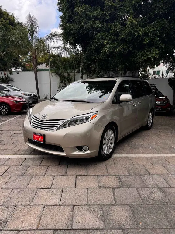 Toyota Sienna Limited 3.5L usado (2017) color Beige precio $500,000
