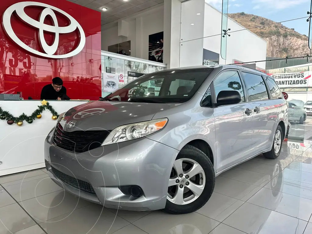 Toyota Sienna CE 3.5L usado (2017) color Plata precio $355,000