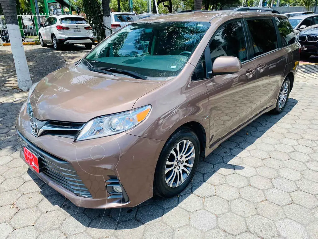 Toyota Sienna XLE usado (2020) color Cafe precio $620,000