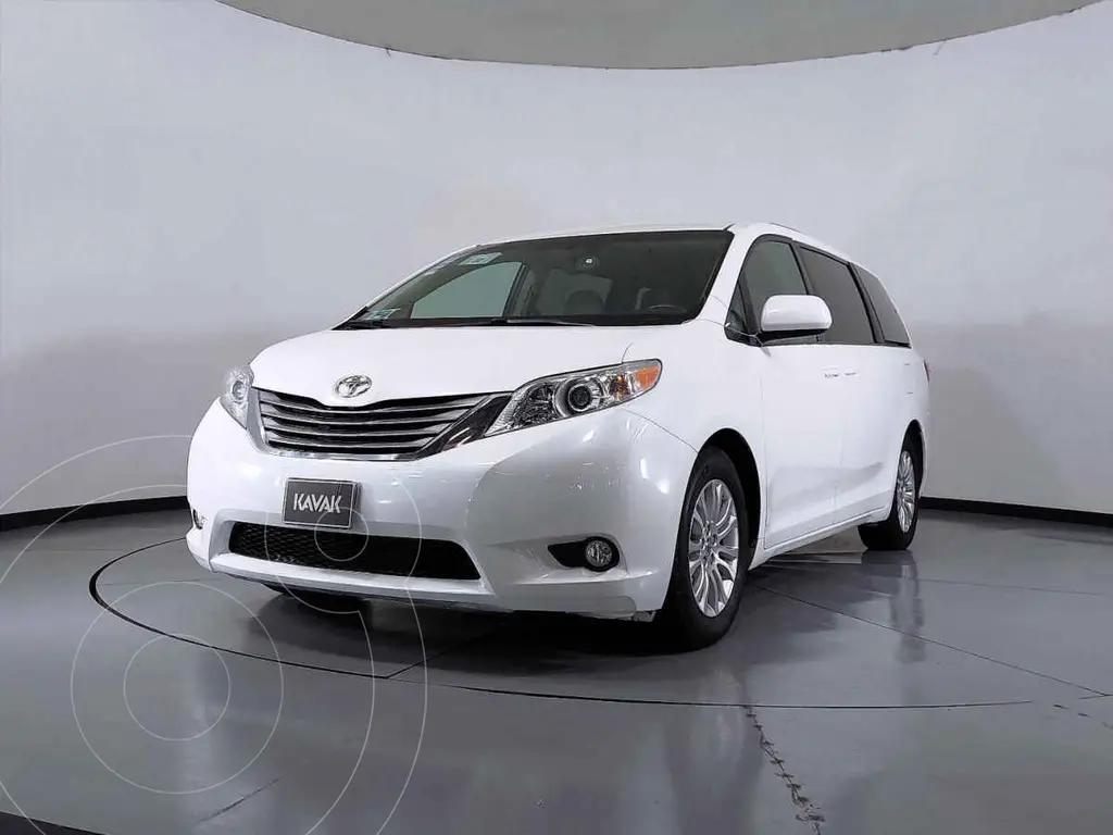 Toyota Sienna XLE 3.5L usado (2015) color Beige precio $382,999