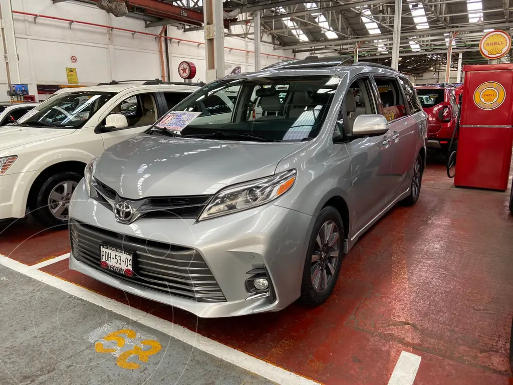 Toyota Sienna Limited usado (2020) color Plata precio $612,500