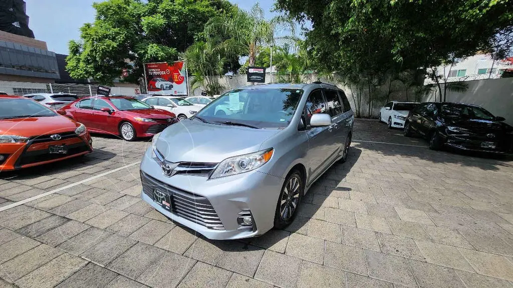 Toyota Sienna XLE 3.5L Piel usado (2019) color Plata precio $585,000