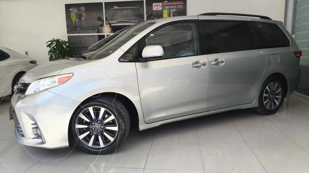 Toyota Sienna XLE Piel usado (2020) color Plata precio $635,000