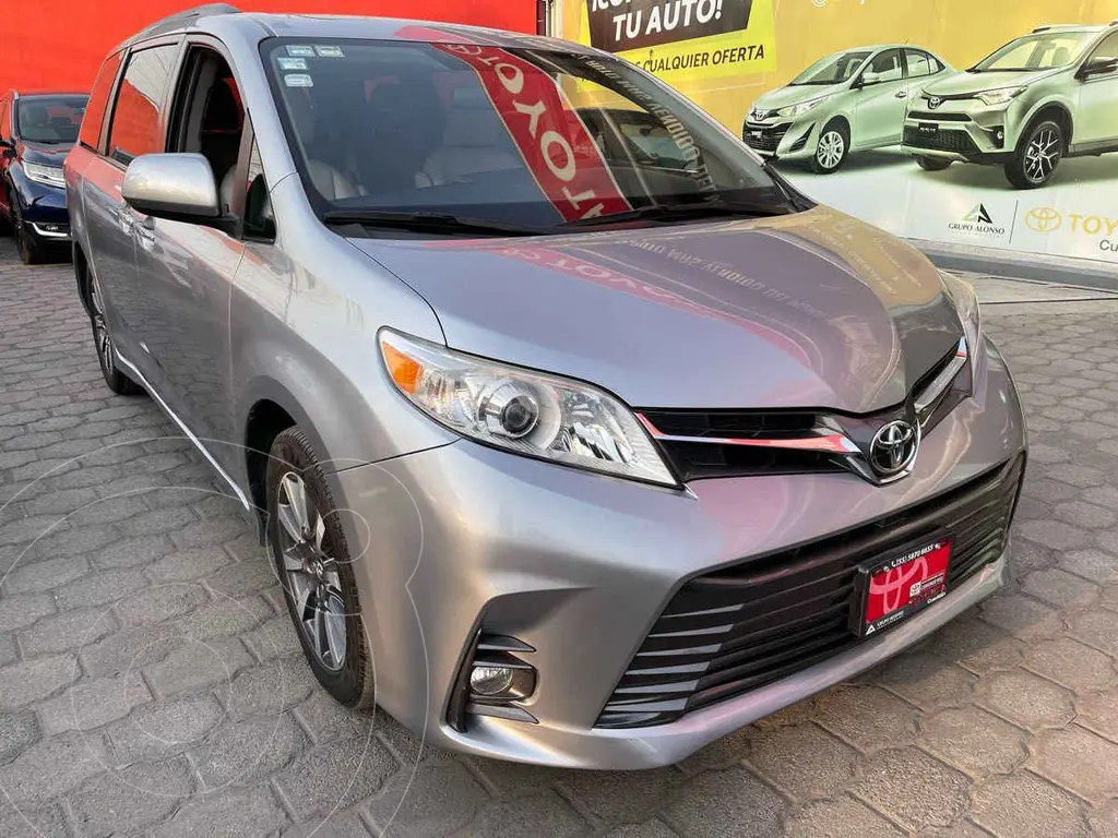 Toyota Sienna XLE 3.5L Piel usado (2018) color Plata precio $550,000