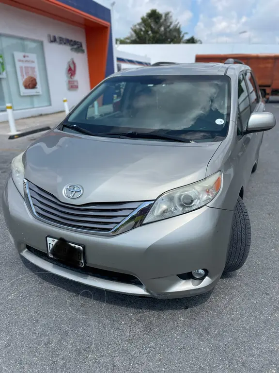 Toyota Sienna XLE 3.5L Piel usado (2016) color Beige precio $379,000