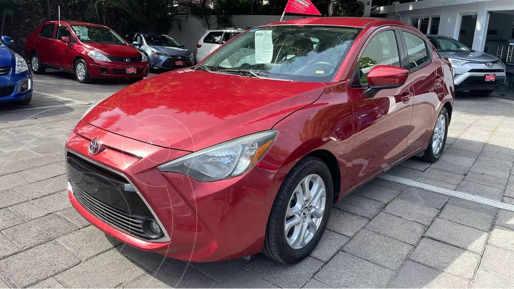Toyota Yaris R XLE Aut usado (2017) color Rojo precio $280,000