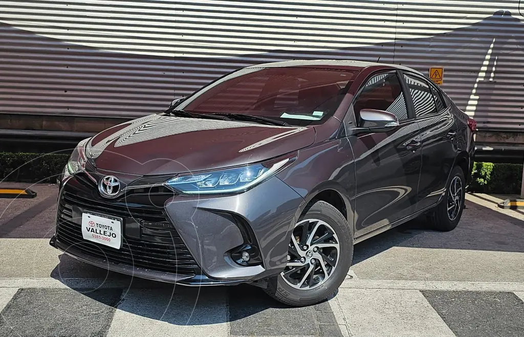 Toyota Yaris Sedan S Aut usado (2021) color Gris precio $320,000