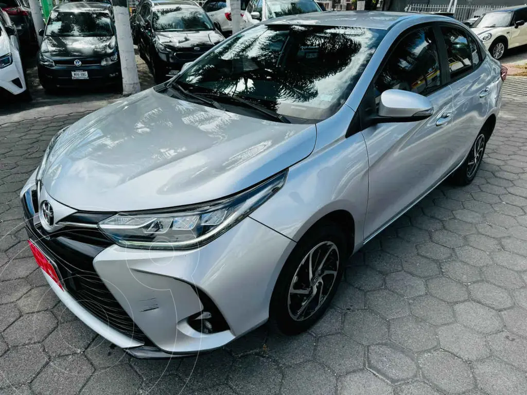 Toyota Yaris Sedan S usado (2021) color Plata precio $277,000