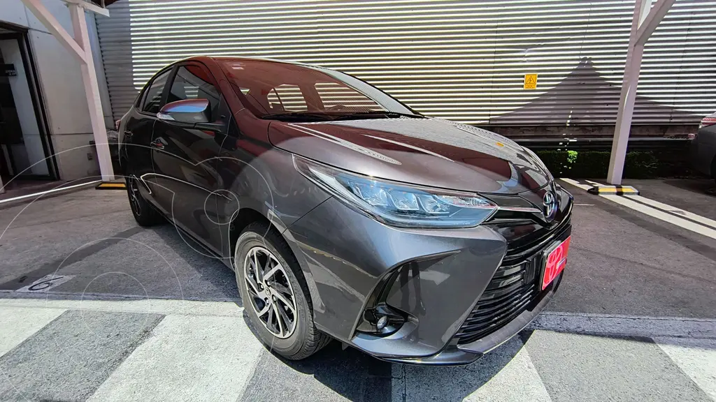 Toyota Yaris Sedan S usado (2021) color Gris precio $259,000