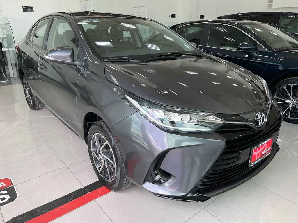 Toyota Yaris Sedan S Aut usado (2021) color Gris precio $300,000