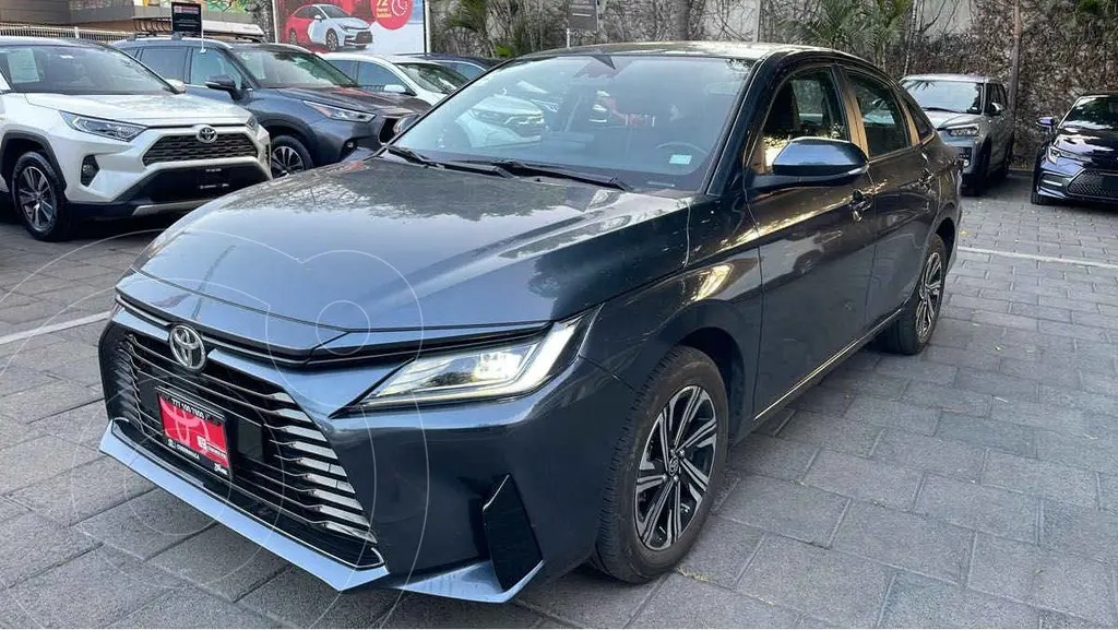 Toyota Yaris Sedan S Aut Hi usado (2023) color Gris precio $370,000