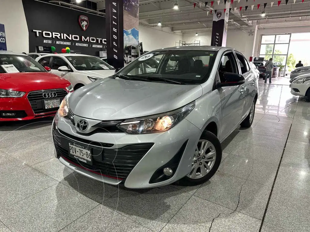 Toyota Yaris Sedan S usado (2020) color Plata precio $260,000