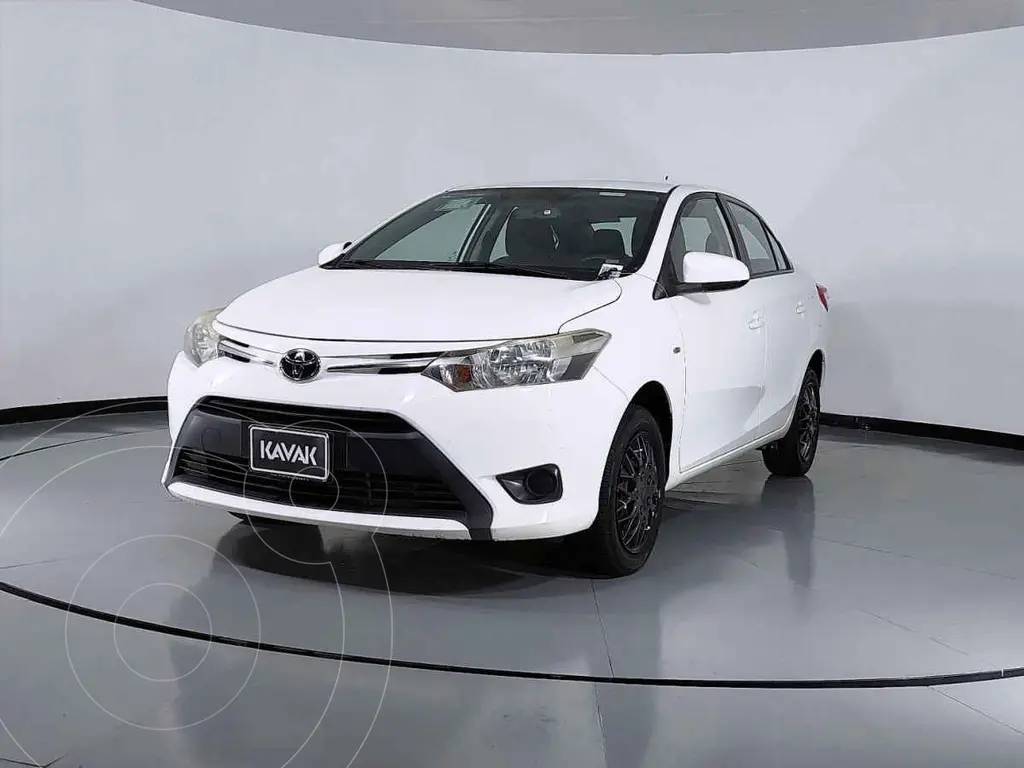 Toyota Yaris Sedan Core Aut usado (2017) color Blanco precio $217,999