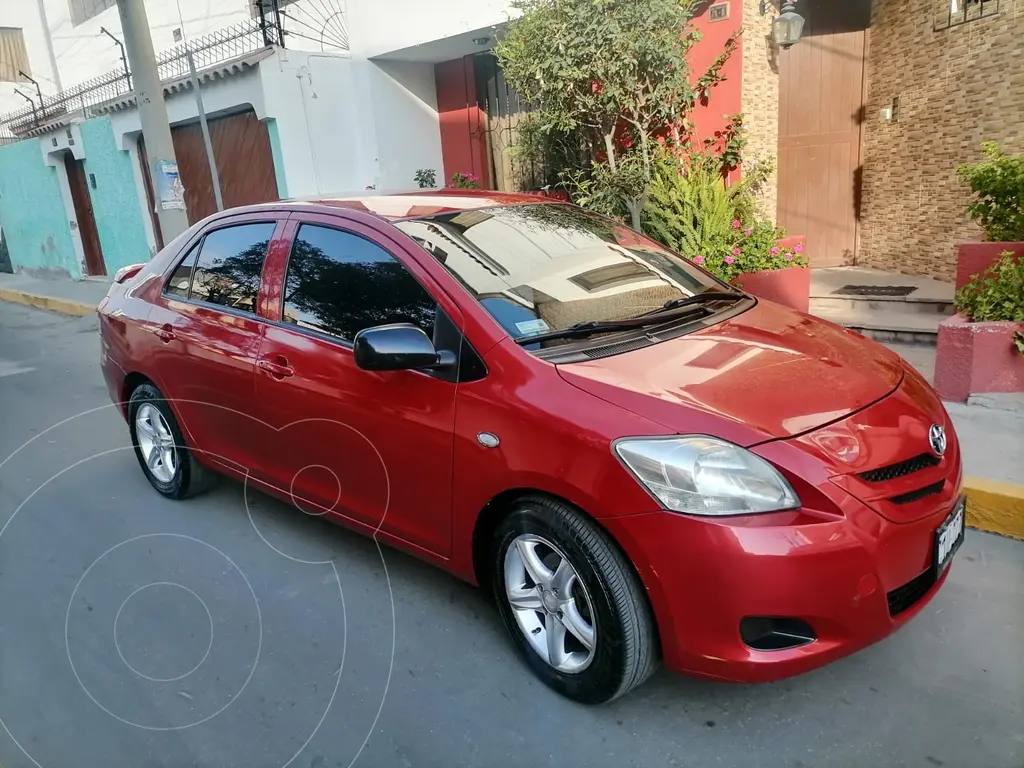 Toyota Yaris Sedan 1.5 GLi usado (2006) color Rojo Metalizado precio u ...