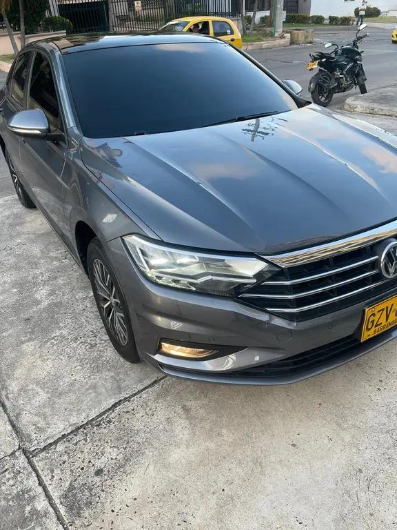 Volkswagen Jetta Tsi 1.4L TSI Highine Aut usado (2020) color Gris ...