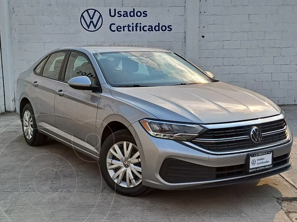 Volkswagen Jetta Trendline usado (2023) color plateado precio $389,900