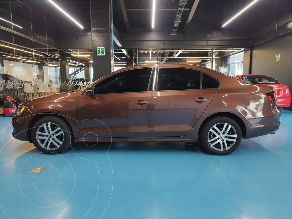 Volkswagen Jetta Trendline usado (2016) color Cafe precio $215,000